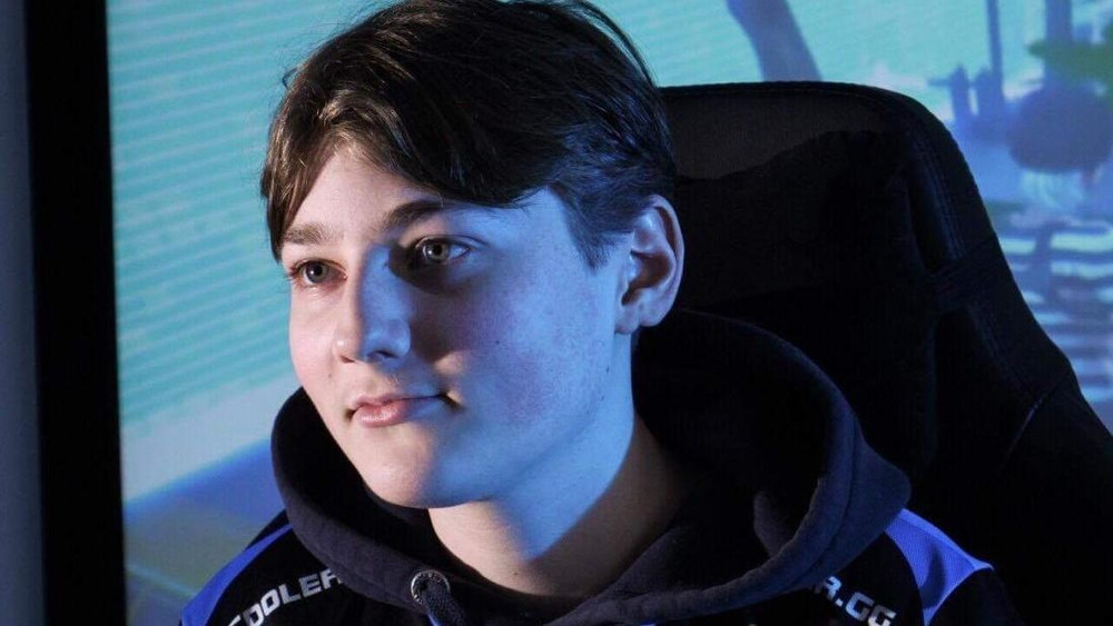Verdensmester Emil (16) belønnes med pokal i Fortnite - Gamer.no